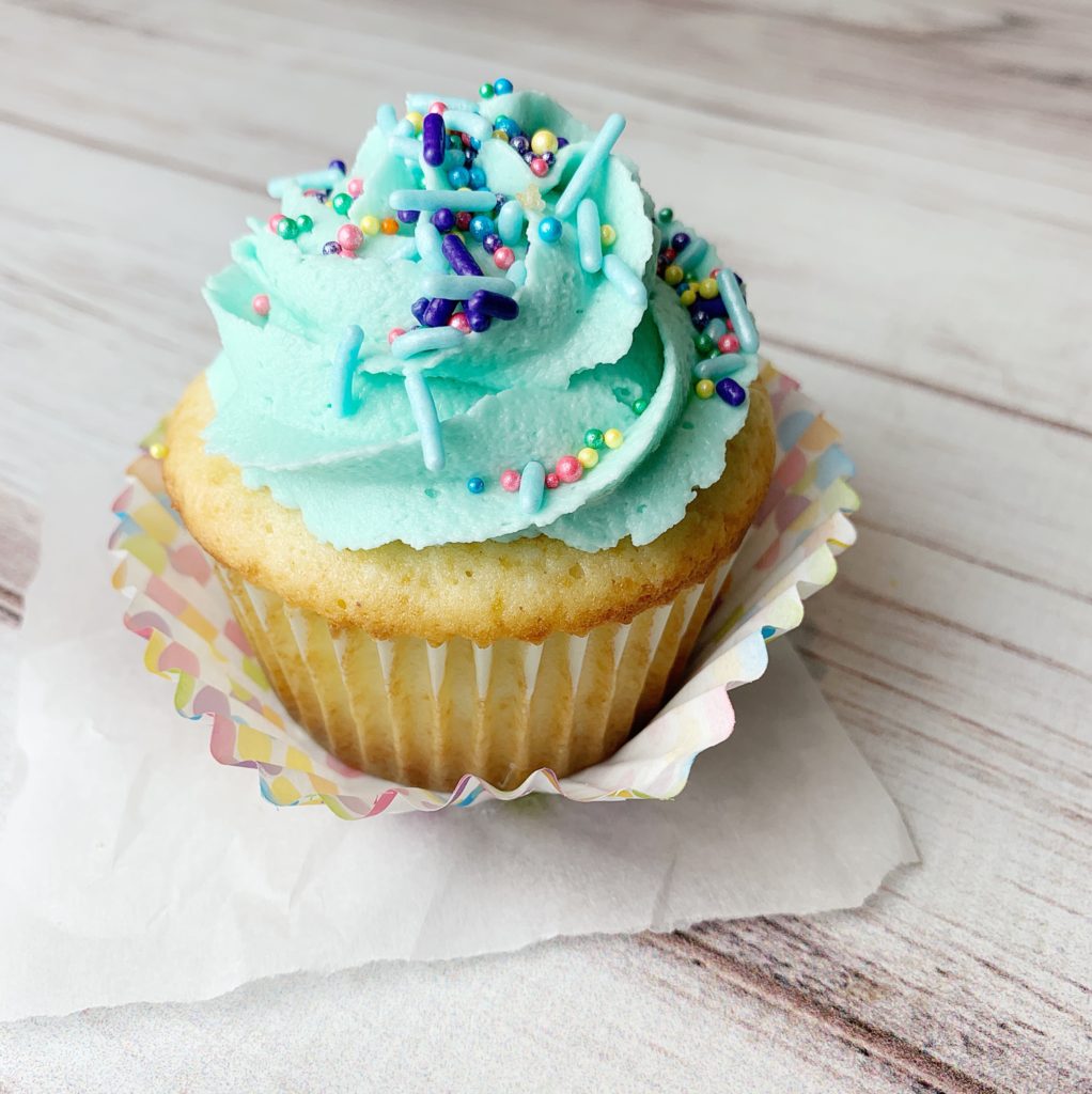The BEST Vanilla Cupcakes - Kelly Lynn's Sweets and Treats
